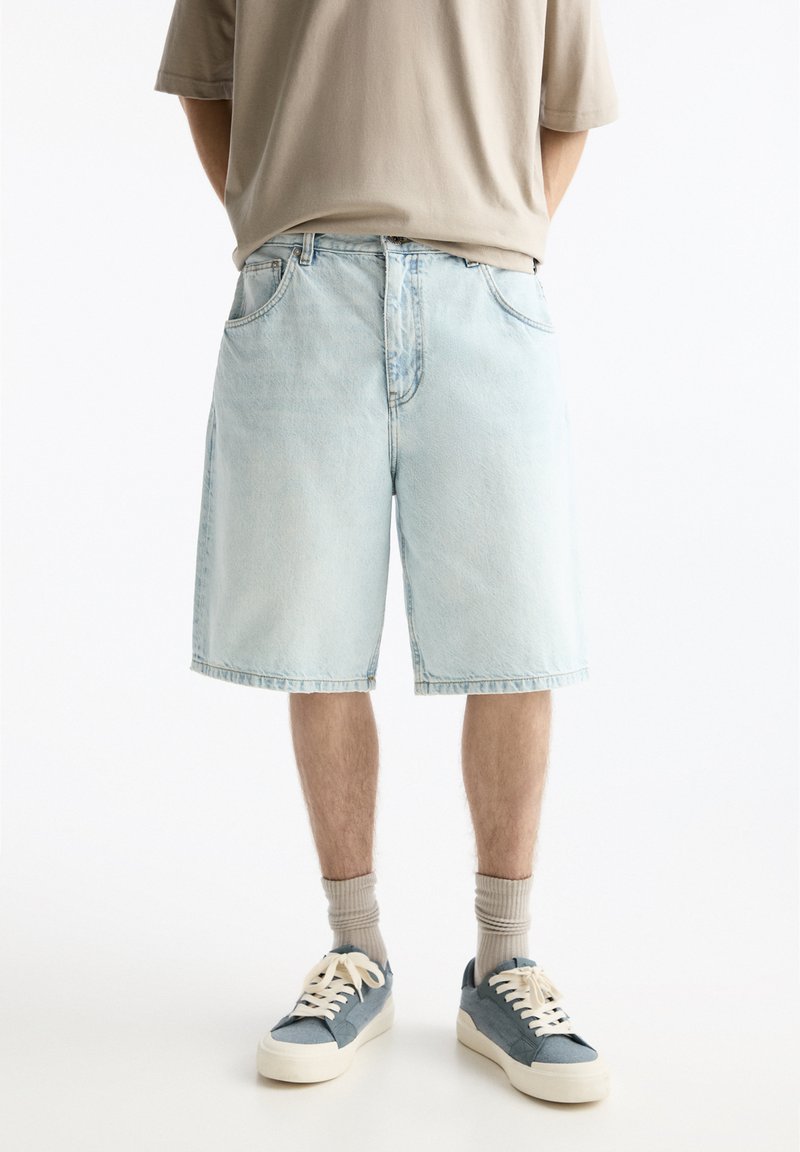 PULL&BEAR STWD BAGGY BERMUDA - Shorts di jeans - light blue denim/carta ...