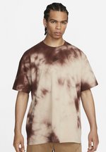 Nike Sportswear M NSW TEE M90 PE CHIC DYE - T-shirt print - coconut ...