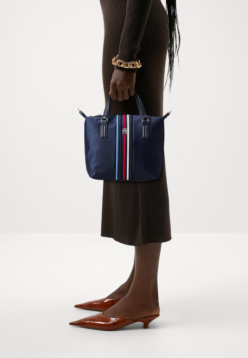 Tommy Hilfiger POPPY SMALL TOTE CORP - Käekott - space blue/tumesinine ...
