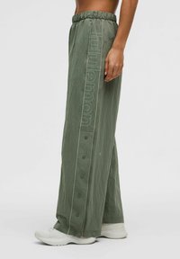 lululemon Crinkle Mid-Rise Wordmark - Trousers - willow leaf fog green ...
