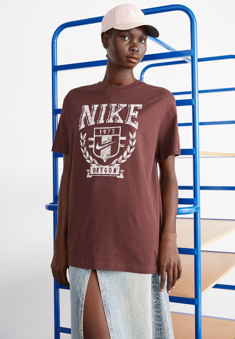 Nike Sportswear W NSW TEE BF VRSTY - T-Shirt print - earth/braun ...