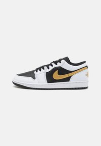 Jordan AIR JORDAN 1 - Sporta apavi - white/metallic gold/black/balts ...