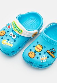 Crocs COOKIE MONSTER UNISEX - Badsandaler - electric blue/blå - Zalando.se