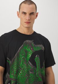 Just Cavalli DOUBLE LEOPARD - T-shirt print - black/zwart - Zalando.nl
