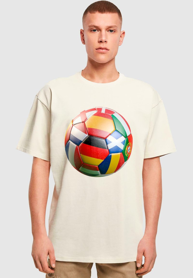 Upscale by Mister Tee FOOTBALL'S COMING HOME EUROPE TOUR OVERSIZE TEE - T-Shirt print - sand ...