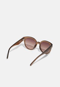 Le Specs CAPACIOUS - Aurinkolasit - chocolate/ruskea - Zalando.fi