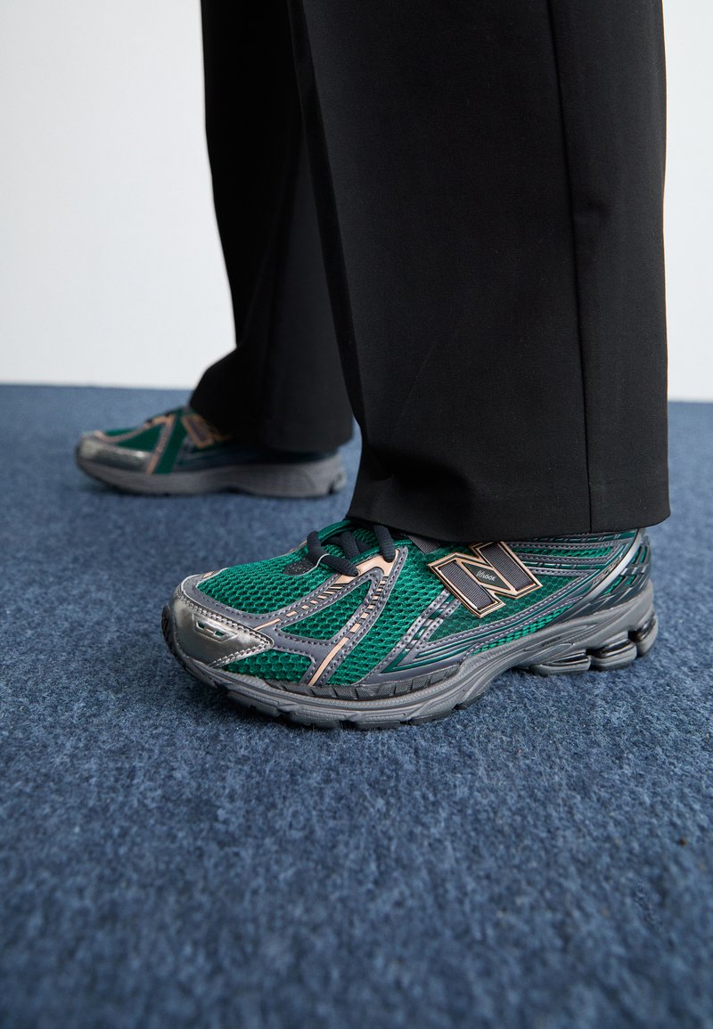 New Balance M1906 UNISEX - Trainers - green - Zalando