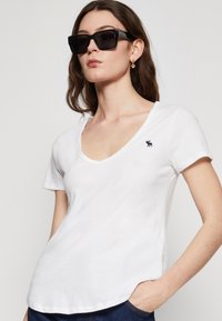 Abercrombie & Fitch ICON V NECK 3 PACK - T-Shirt basic - white/dark blue/light pink/weiß ...
