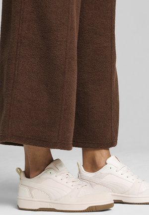 Puma SUEDE CLASSIC XXI UNISEX - Sneaker low - toasted white/beige ...