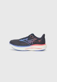 Mizuno WAVE RIDER 29 - Laufschuh Trail - odyssey gray/iris bloom/calypso coral/dunkelblau ...