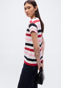 Barbour LYNDALE - Nyomott mintás póló - poppy red/multi/piros - Zalando.hu