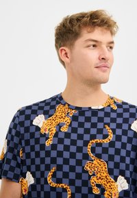 Chelsea Peers LEOPARD CHEF PRINT - Conjunto de pijama - dark blue/azul ...