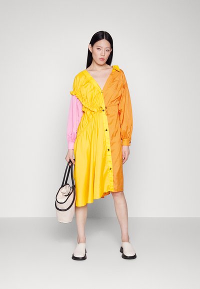 Brogger EXCLUSIVE AGATHA DRESS - Robe chemise - sun yellow/pink/orange ...