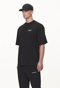 Pegador ALCHAR TEE - T-Shirt print - washed black/schwarz - Zalando.at