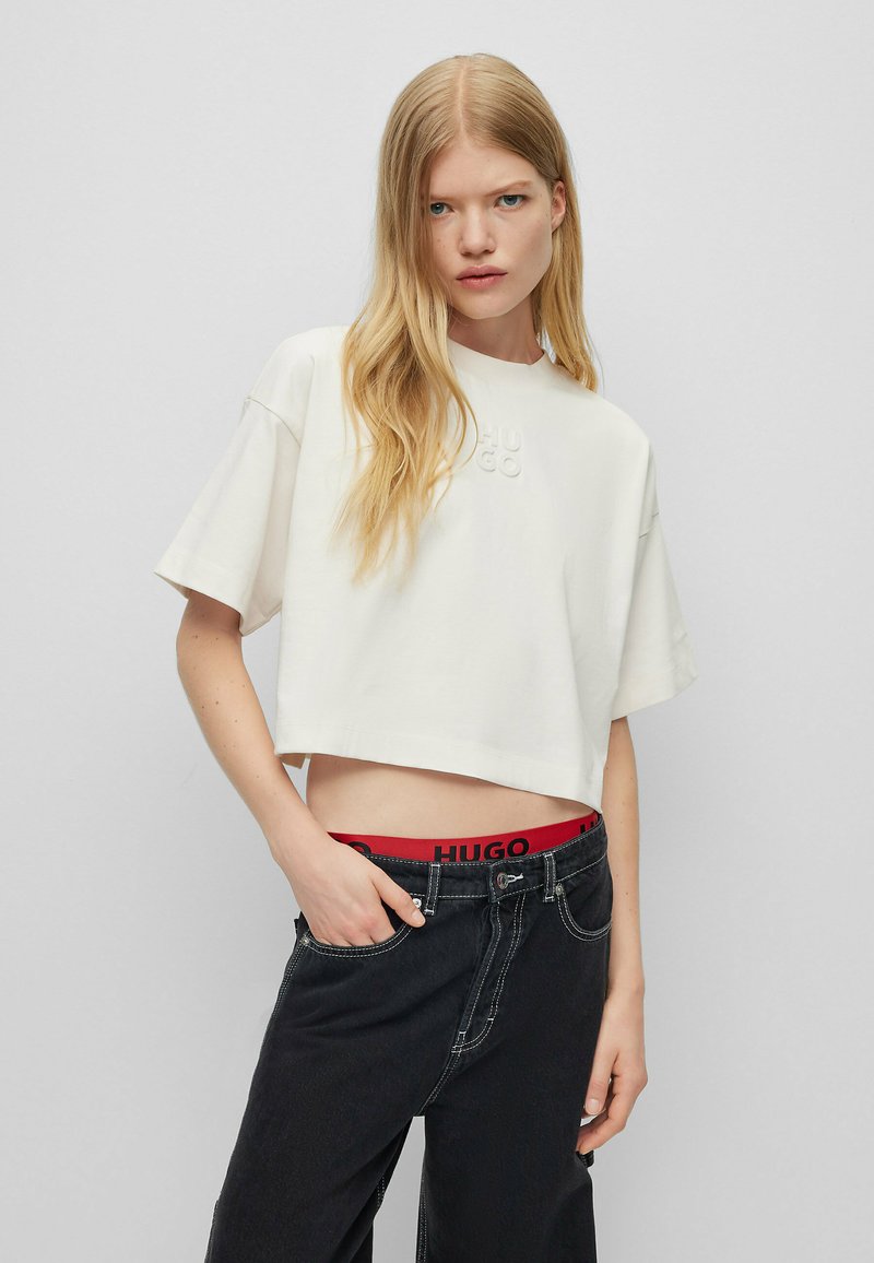 HUGO CROPPED - T-shirt - bas - natur zehn/vit - Zalando.se