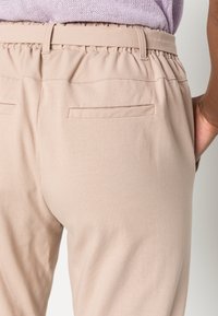 Kaffe JILLIAN - Stoffhose - savannah tan/hellbraun - Zalando.de