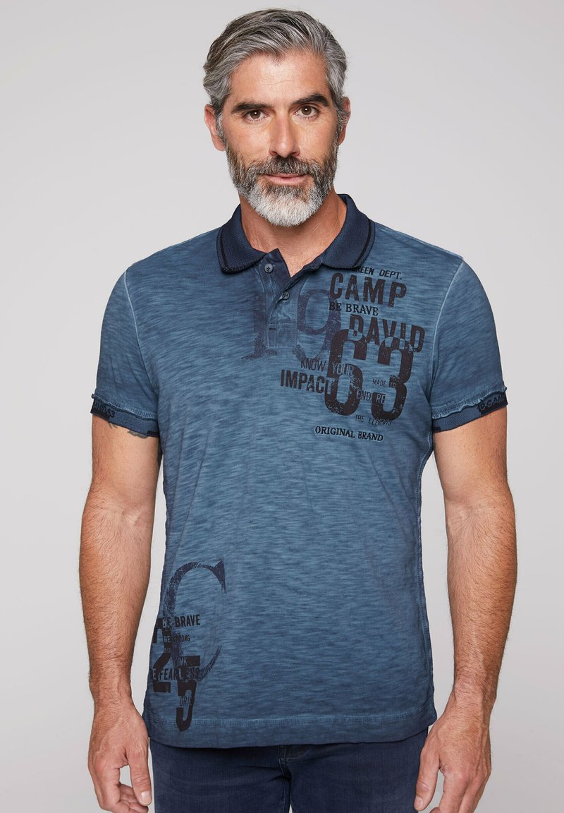 Camp David MIT LOGO-DESIGN AN KRAGEN UND ÄRMELN - Print T-shirt - brave ...