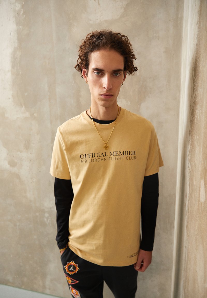 Jordan CREW - T-shirt imprimé - sesame/orange - ZALANDO.FR