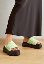 UGG CALLIE - Slip-ins med hög sula - caterpillar/svart - Zalando.se