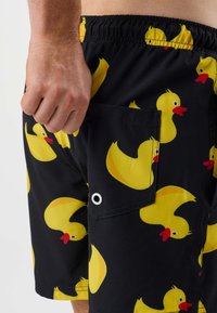 Blount & Pool BEACH STRETCH SHORTS - Badeshorts - black/yellow duck ...