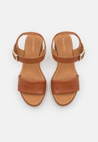 Pier One LEATHER - Sandali con plateau - cognac - Zalando.it