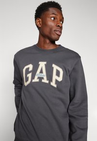 GAP CORE LOGO CREW - Sweatshirt - cast iron/schwarz meliert - Zalando.de