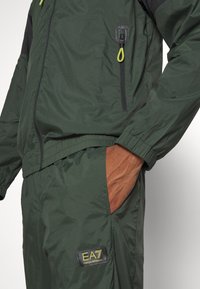 EA7 Emporio Armani VENTUS7 SUIT - Trainingsanzug - duffel bag/oliv ...
