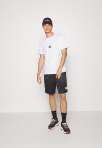 New Balance HOOPS ESSENTIALS FUNDAMENTAL SHORT - Sports shorts - black ...