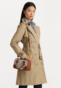 Lauren Ralph Lauren EMERIE SATCHEL SMALL - Handbag - natural/tan/tan ...
