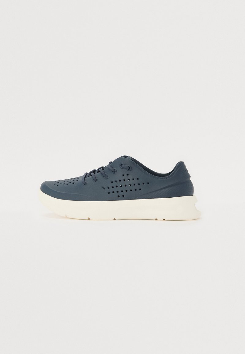 Crocs INMOTION PACER - Trainers - navy/white/blue - Zalando