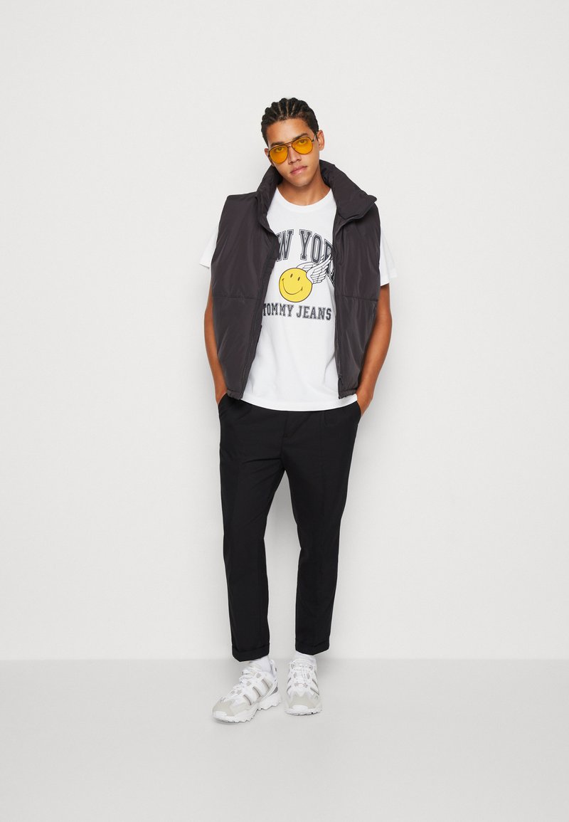 Tommy Jeans TOMMY X SMILEY® TJU SMILEY NY TEE - T-shirt imprimé - white ...