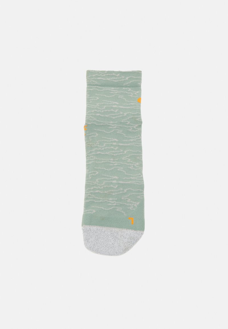 ASICS PERFORMANCE RUN QUARTER UNISEX - Sports socks - dark jade/fellow ...