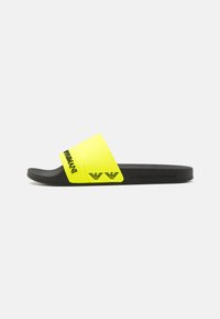 EA7 Emporio Armani EAGLE TAPE SLIDE UNISEX - Matalakantaiset pistokkaat - black/gold/musta ...