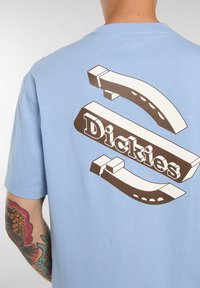 Dickies THORNVILLE SS TEE - Camiseta estampada - endless sky/azul claro ...
