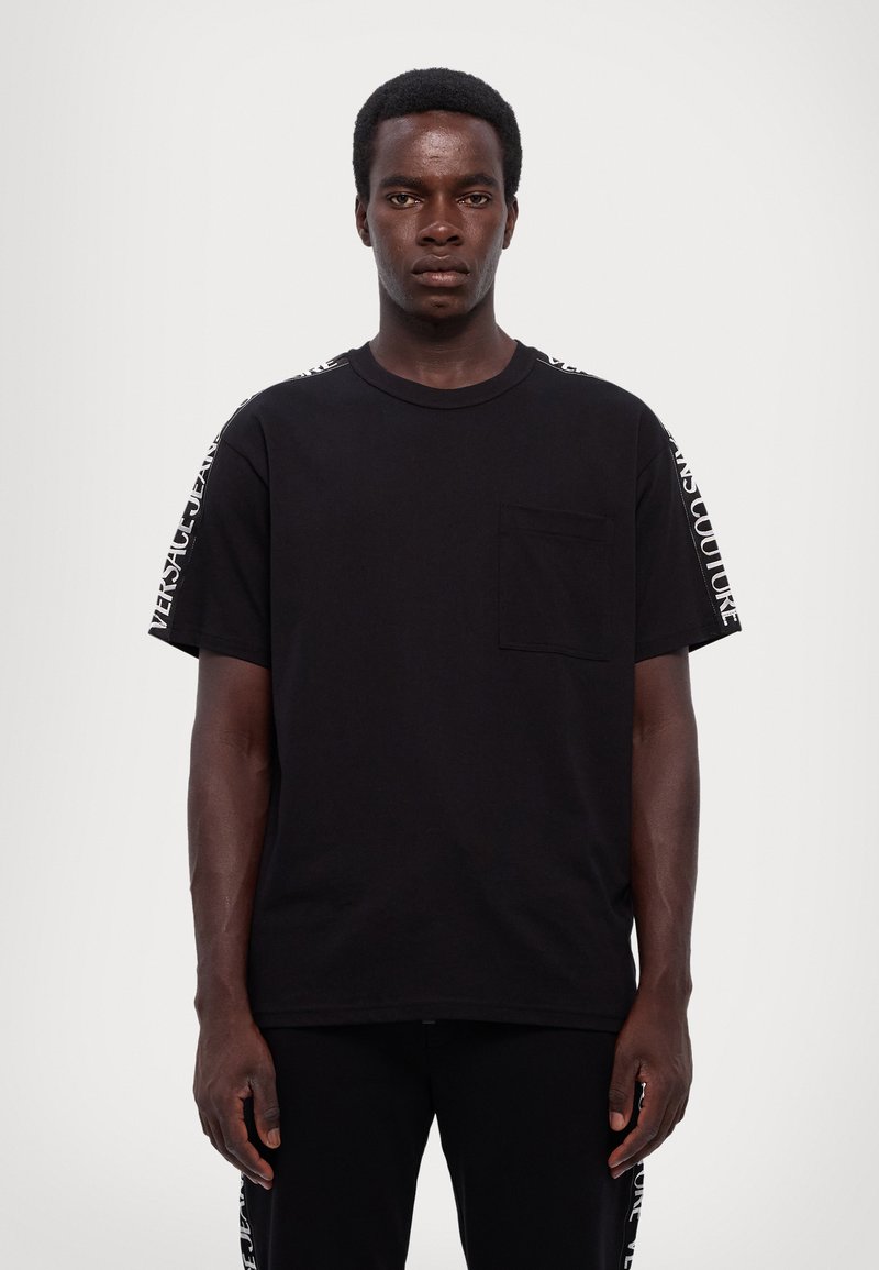 Versace Jeans Couture LOGO TAPE - T-shirts med print - black/svart ...