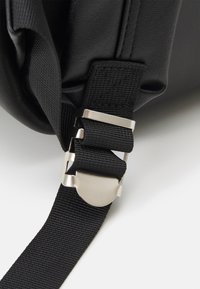 anello MINI ROUNDED BACKPACK UNISEX - Tagesrucksack - black/schwarz ...