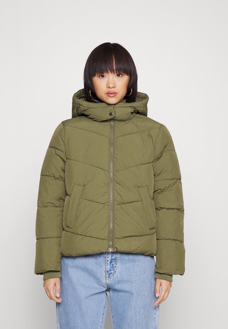 Pieces Petite PCJAMILLA SHORT PUFFER JACKET - Winterjacke - dark olive ...
