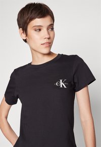 Calvin Klein Jeans MONOLOGO SLIM TEE 2 PACK - T-shirt imprimé - plaza taupe/black/taupe - ZALANDO.FR