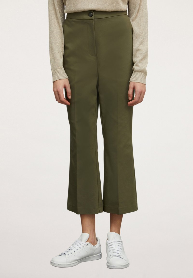 Motivi KICK FLARE TINTA UNITA - Pantalones - verde - Zalando.es