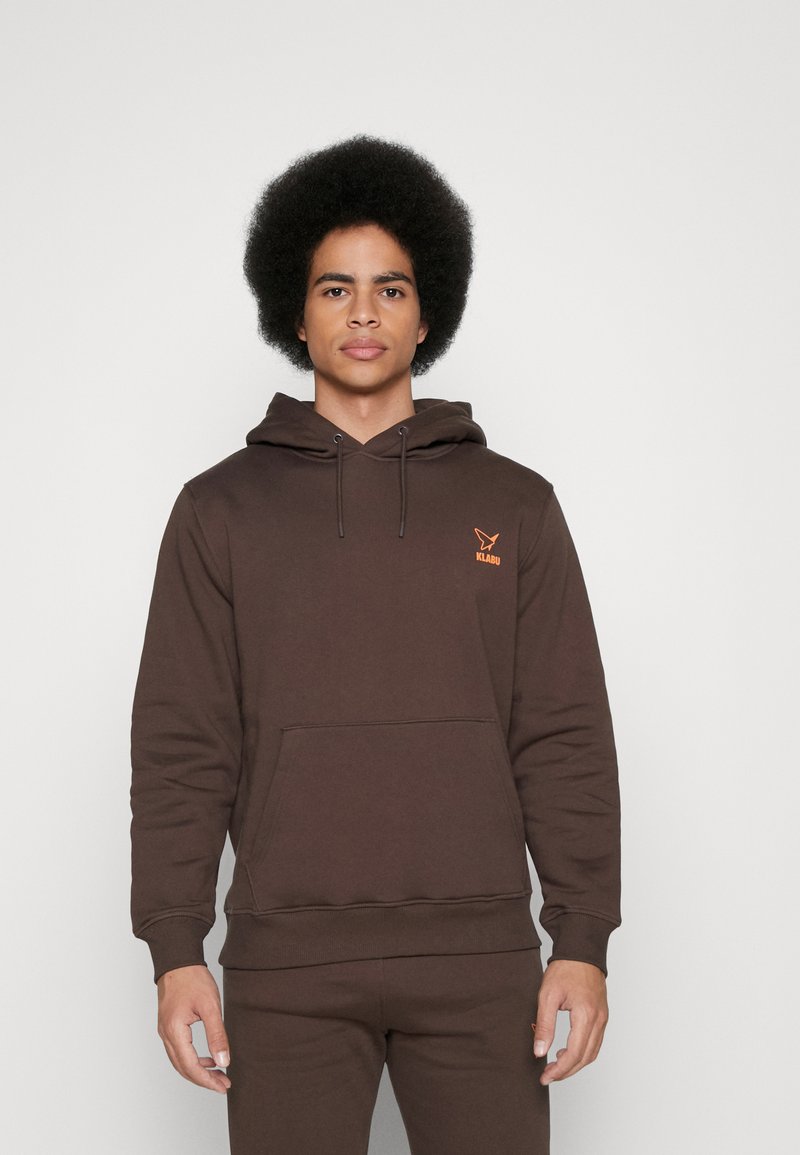 KLABU LOGO HOODY - Kapuzenpullover - chocolate brown/vibrant orange ...