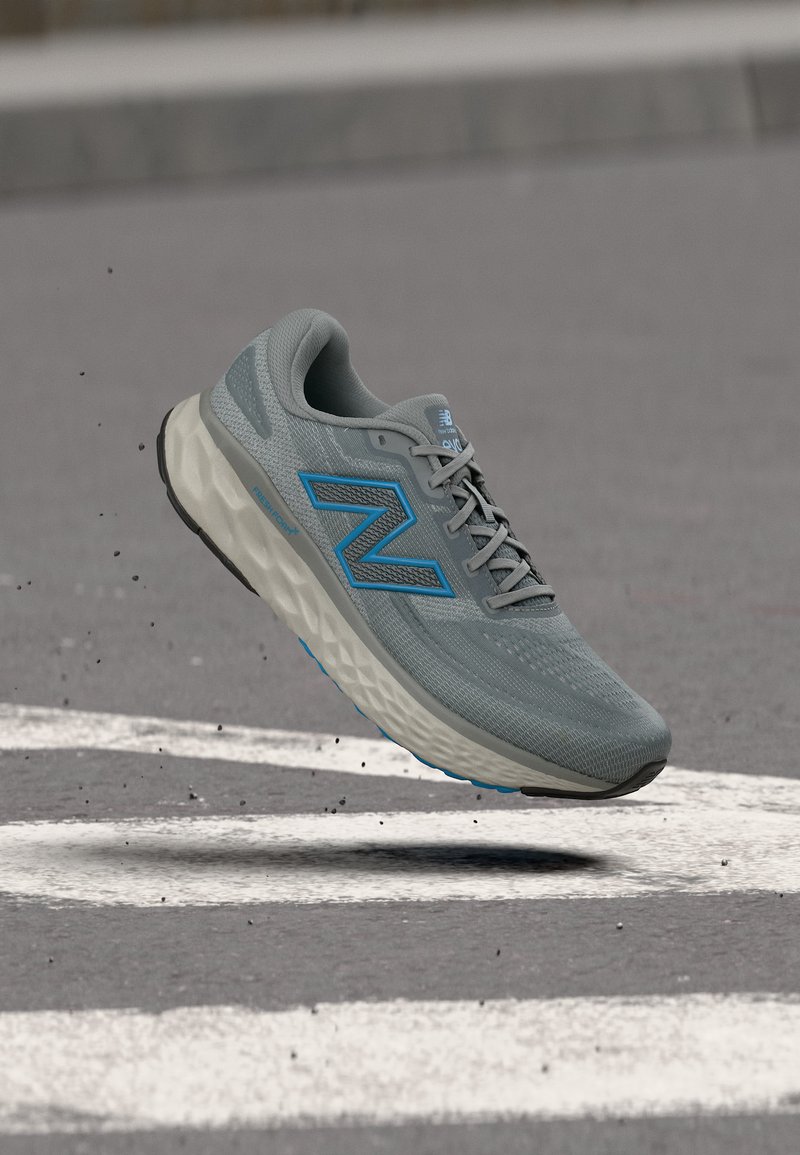 New Balance EVOZ V4 - Scarpe da corsa su strada - slate grey/altitude ...