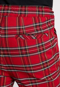 Urban Classics CHECKER - Shorts - red/black/rot - Zalando.ch