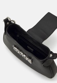 Versace Jeans Couture RANGE LOGO LOOP SKETCH BAG - Bolso de mano ...