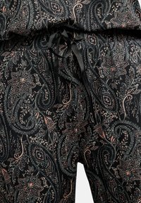 Liberté Essentiel ALMA-WIDE - Nadrágok - night sky paisley/többszínű ...