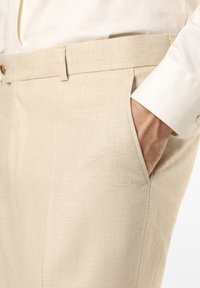Carl Gross BAUKASTEN-SHIVER - Chino - sand/beige - Zalando.de