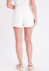 Cache Cache CACHE GERADE GESCHNITTENE - Shorts vaqueros - ecru/crema ...