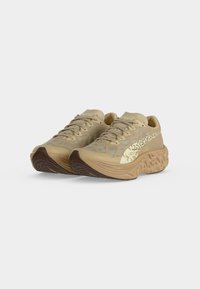 Puma VELUM SB NITRO UNISEX - Sneaker low - toasted almond/sand dune ...