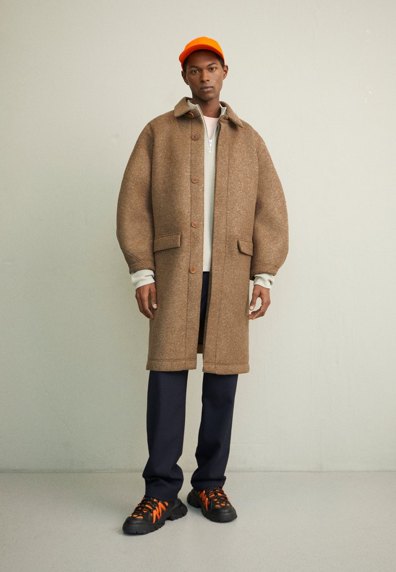 Henrik Vibskov NEW CAST COAT UNISEX - Manteau classique - peanut/marron ...