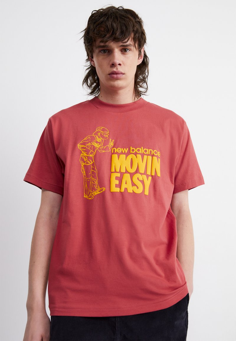 New Balance MOVIN EASY - T-shirts med print - light red/lyserød-melert ...