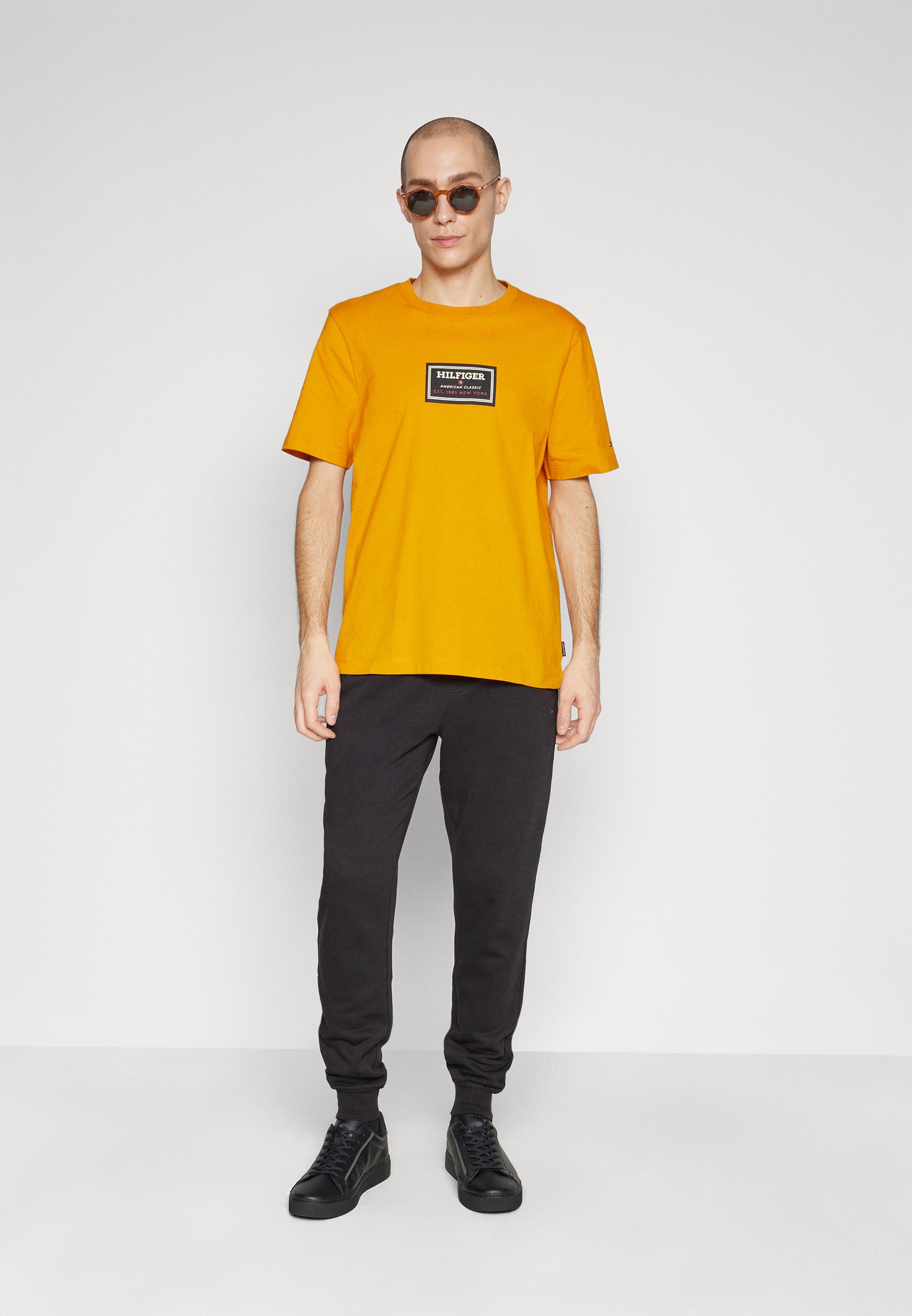 Tommy Hilfiger LABEL PRINT TEE T Shirt print rich ochre gelb Zalando